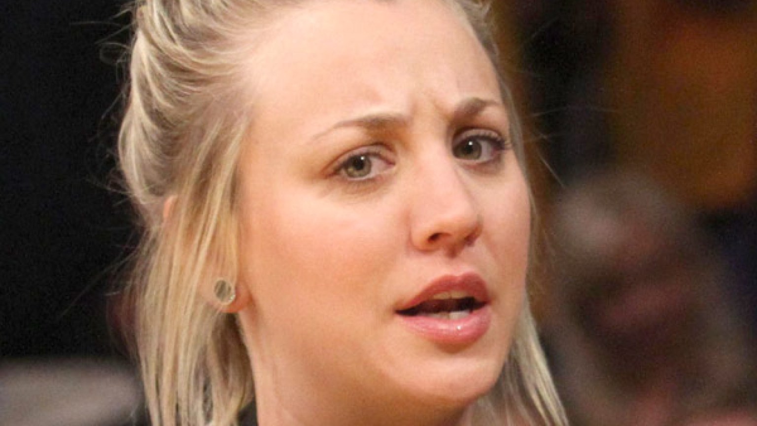 Kaley Cuoco WIthout Makeup — Star Goes Casual At Basketball Game ...