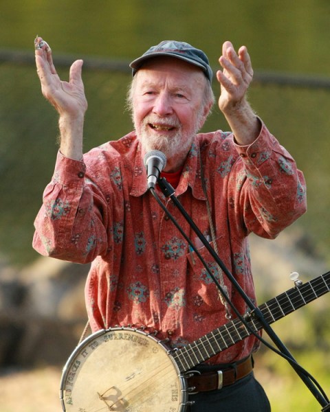 [PICS] Pete Seeger Dies: Legendary Folk Singer Passes Away At Age 94 ...