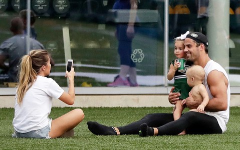 Eric Decker & Jessie James Decker: Pics of the Couple – Hollywood Life