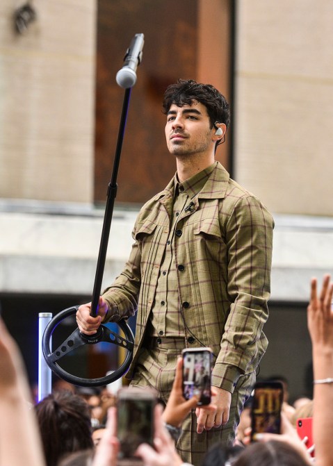 Joe Jonas: Photos Of The Jonas Brothers Band Member – Hollywood Life
