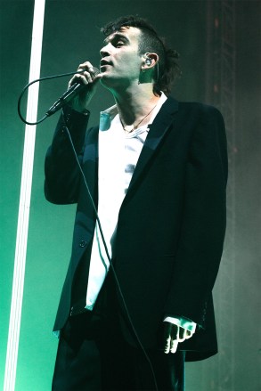 Taylor Swift: Matt Healy Sings To Her During The 1975 Concert ...