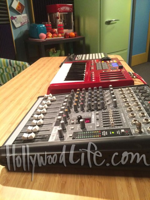 [PHOTOS] ‘Austin & Ally’ — Pics From The Set – Hollywood Life