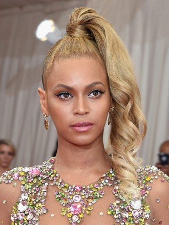 Beyoncé, Kim Kardashian & Jennifer Lopez Flaunt Amazing Backsides At ...