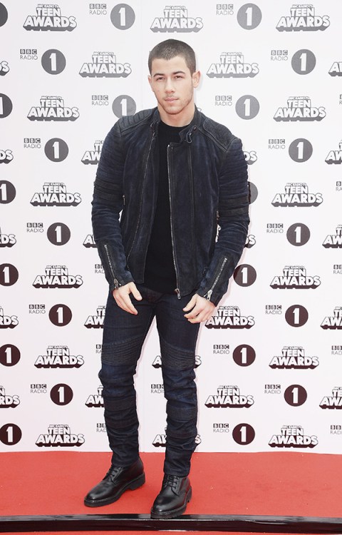 [PICS] 2015 BBC Radio 1 Teen Awards Red Carpet Photos – Hollywood Life