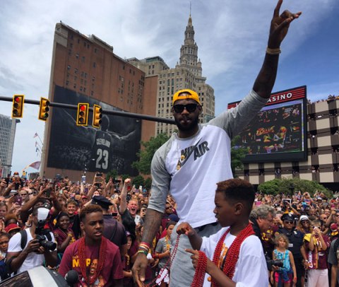 [PHOTOS] LeBron James Cavs Parade: Pics Of Cleveland Cavaliers Star ...