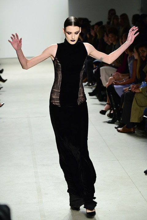 [PICS] Models Falling & Tripping On Runway: Bella Hadid & More ...