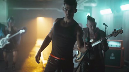 [WATCH] DNCE’s ‘Body Moves’ Video: Joe Jonas & Charlotte McKinney Kiss ...