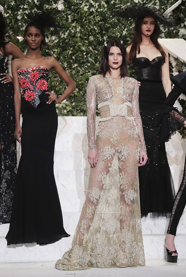 [PHOTOS] NYFW Fall 2017: Pictures Of The Models On The Runway ...