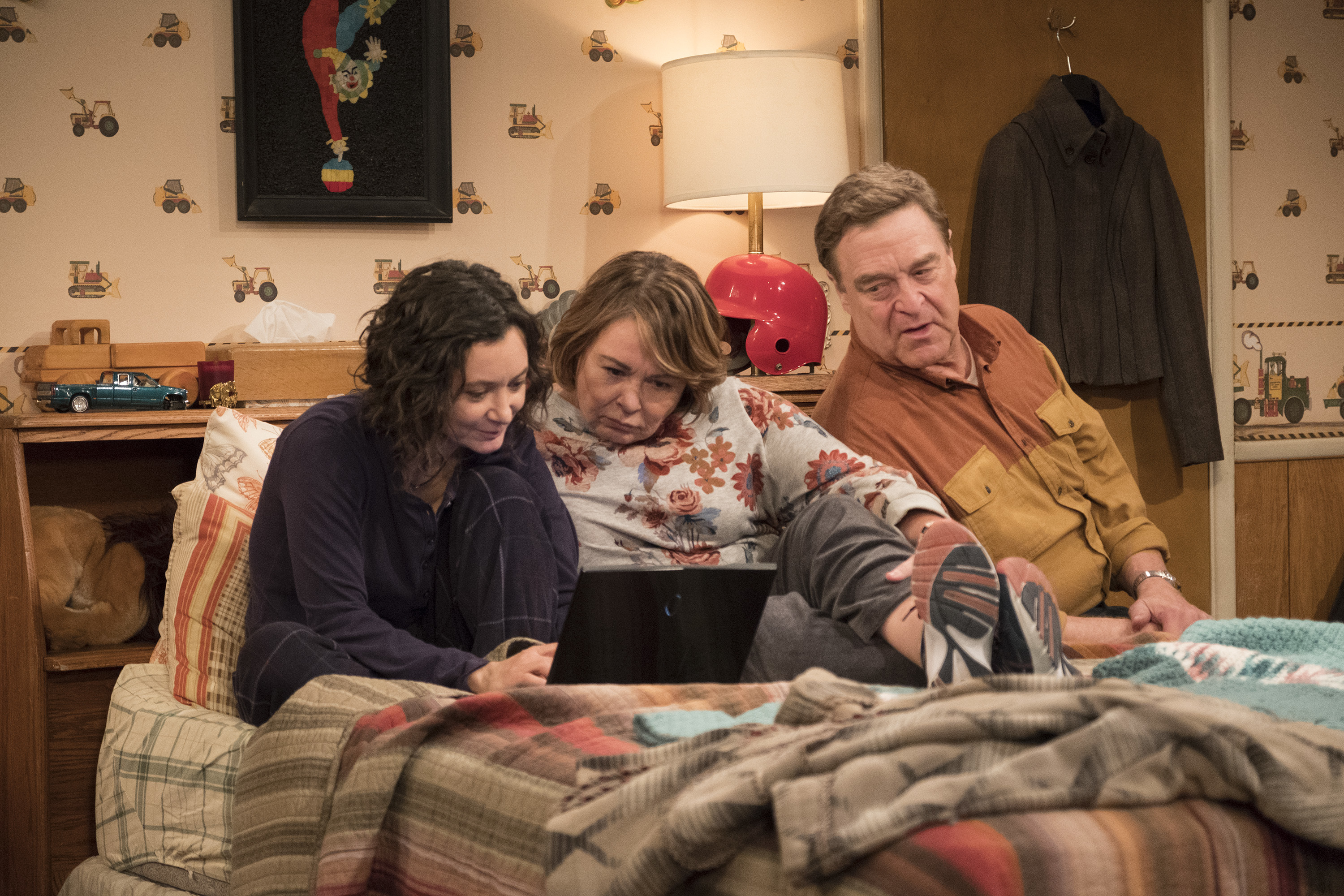 ‘Roseanne’ Photos: See Pictures From The Hit ABC Show – Hollywood Life