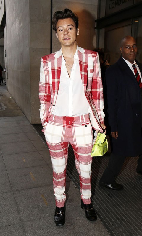Harry Styles’ Crazy Suits — See Pics Of His Wild Outfits – Hollywood Life