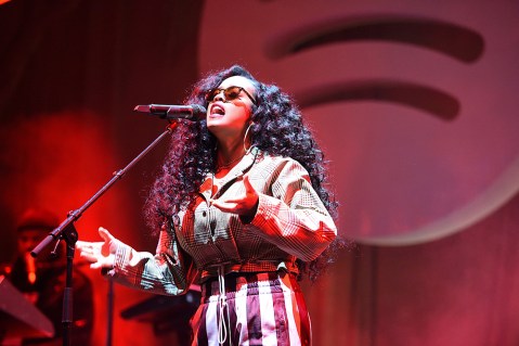 H.E.R. Photos: The Singer Stuns In These Photos On Stage & More ...