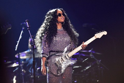 H.E.R. Photos: The Singer Stuns In These Photos On Stage & More ...