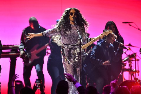 H.E.R. Photos: The Singer Stuns In These Photos On Stage & More ...