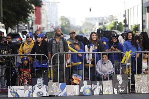 Golden State Warriors Parade: Photos From The Celebration – Hollywood Life