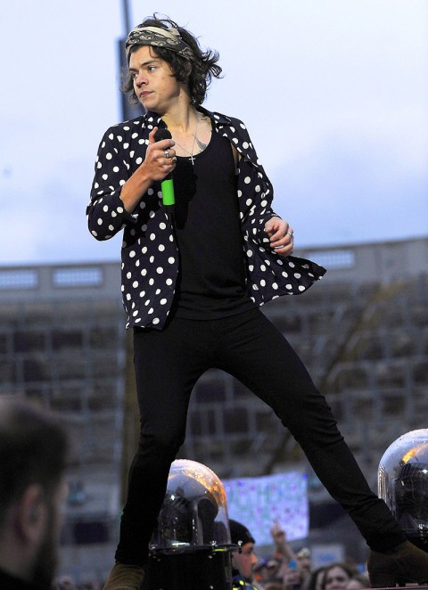 Harry Styles’ Outfits: See Photos Of His Wildest Looks Ever – Hollywood ...