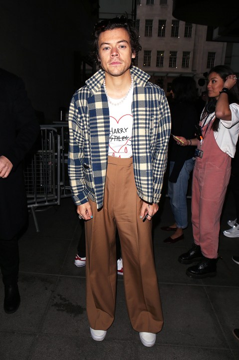 Harry Styles’ Outfits: See Photos Of His Wildest Looks Ever – Hollywood ...