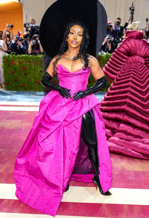 SZA: Photos of the Singer – Hollywood Life