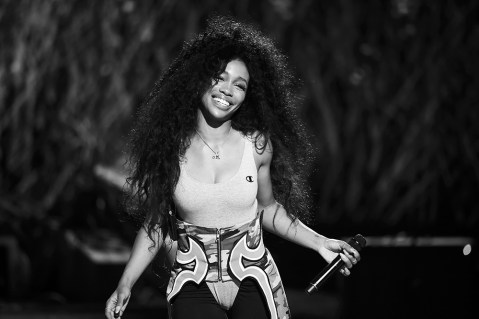 SZA: Photos of the Singer – Hollywood Life