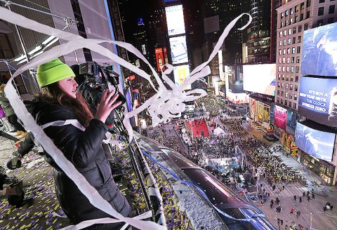 Times Square NYE 2018 Pics — See The Epic Festivities – Hollywood Life