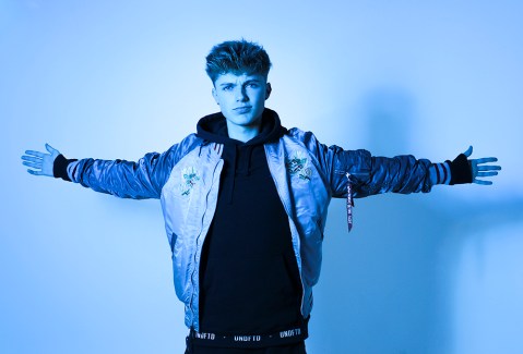 HRVY: Photos Of The Singer – Hollywood Life