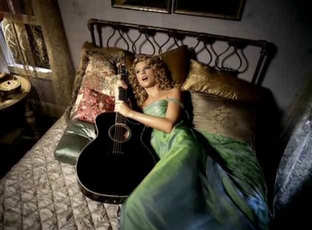 Best Taylor Swift Music Video Looks Of All-Time — Pics – Hollywood Life