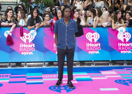 Who Is Daniel Caesar? 5 Things To Know About Singer – Hollywood Life
