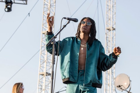 Daniel Caesar: Pics of the Music Artist – Hollywood Life