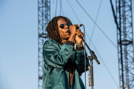 Who Is Daniel Caesar? 5 Things To Know About Singer – Hollywood Life