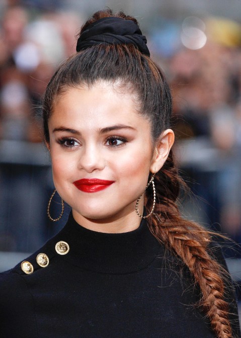 Celebrities Wearing Scrunchies — PICS – Hollywood Life