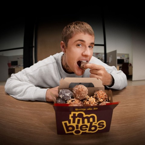 Stars Eating Donuts: Photos Of Celebrities Who Love The Sweet Treats ...
