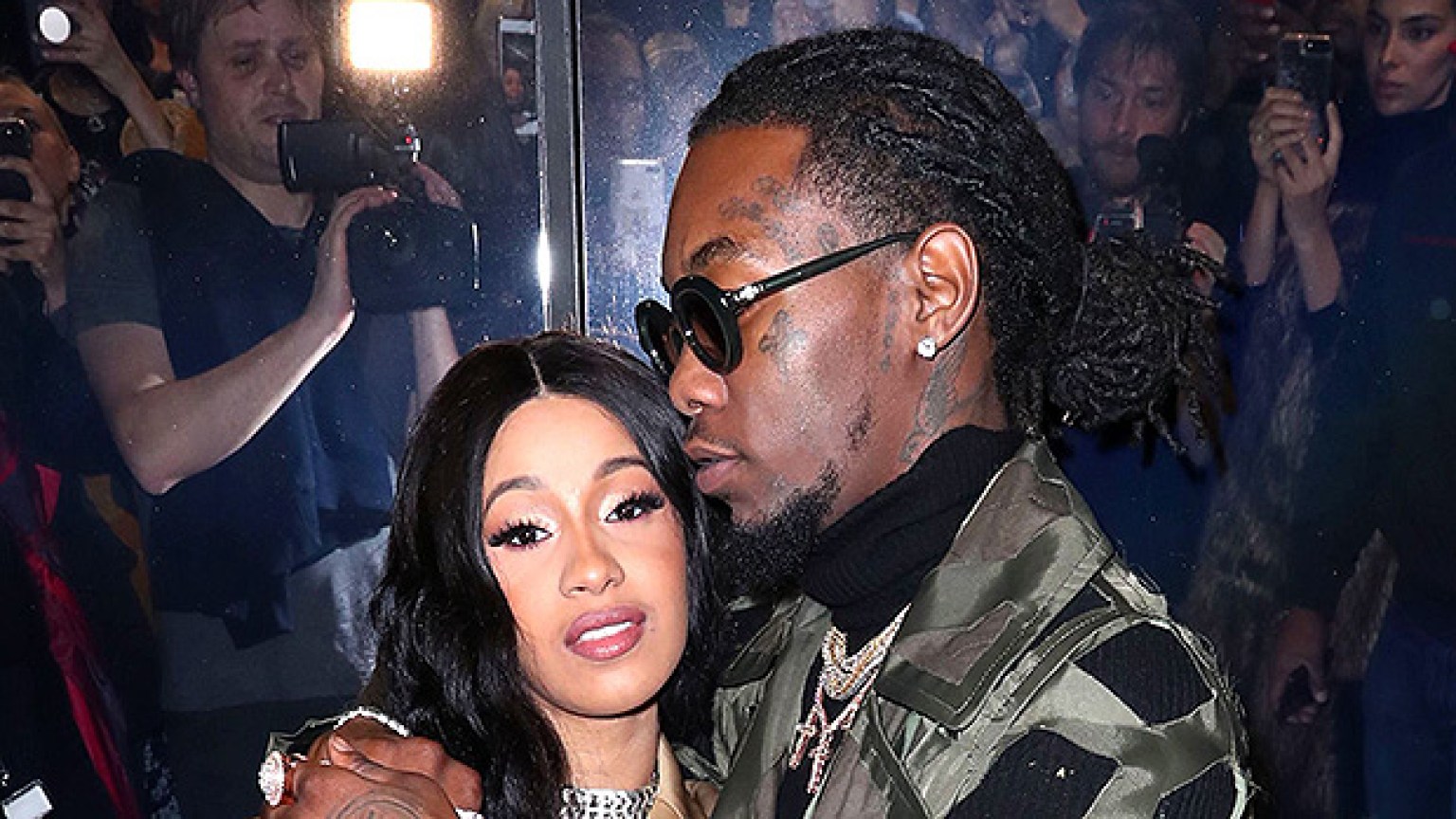 Cardi B FaceTimes Offset During ‘Morning Crap’ On The Toilet & Fans ...