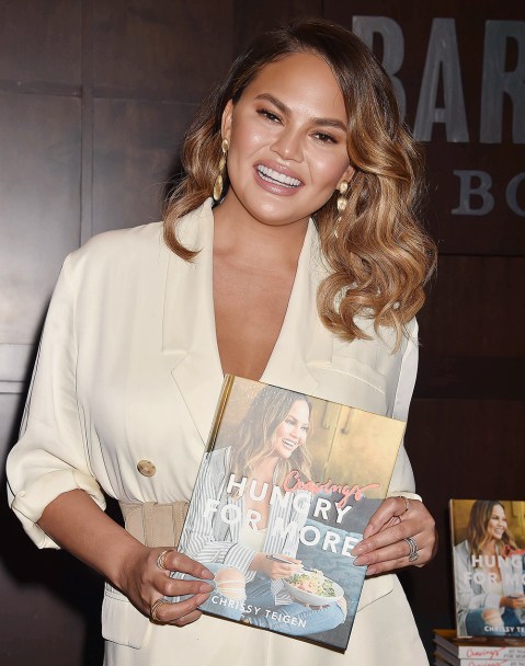 Celebrities Reading Books: Pics Of Selena Gomez & More Book Lovers ...