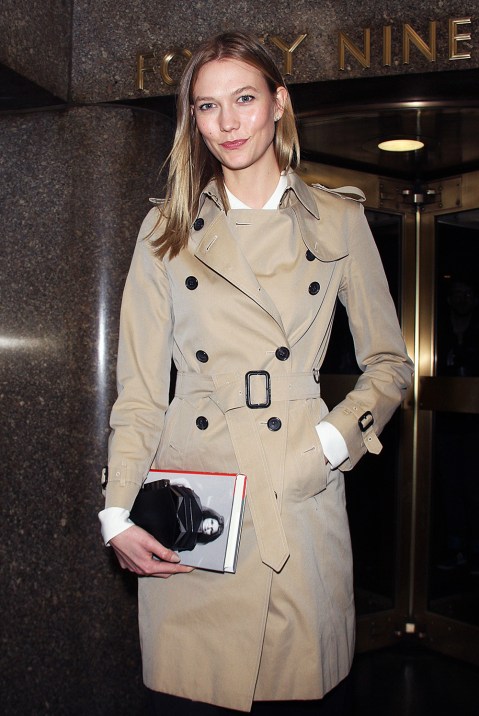 Celebrities Reading Books: Pics Of Selena Gomez & More Book Lovers ...