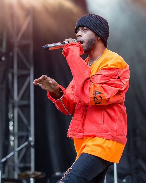 6lack: Photos Of The Rapper – Hollywood Life