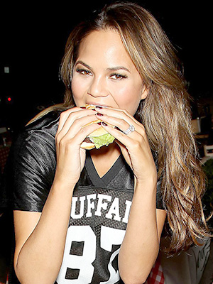 Celebrities Eating Burgers – Pics Of Kendall Jenner & More – Hollywood Life
