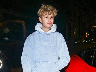 Justin Roberts — PICS – Hollywood Life