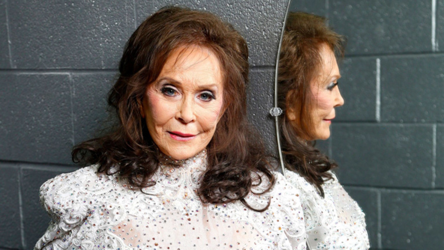 Loretta Lynn Dead: Country Legend Dies At 90 – Hollywood Life