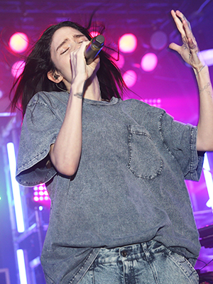 Grimes: Photos Of The Singer – Hollywood Life