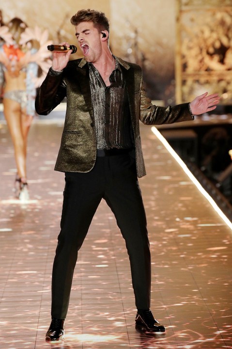 VS Fashion Show 2018 Performances; Photos Of Show – Hollywood Life