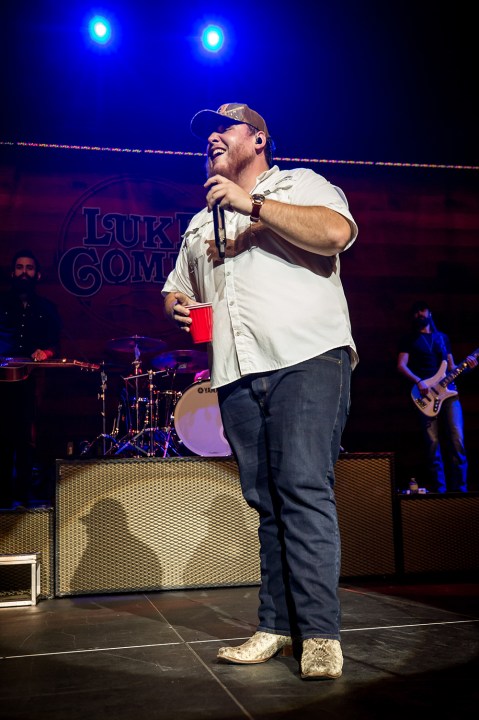 Luke Combs: Photos of the Country Singer – Hollywood Life