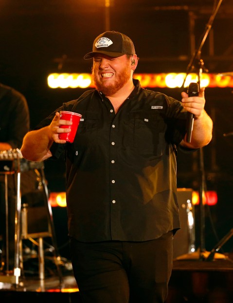 Luke Combs: Photos of the Country Singer – Hollywood Life