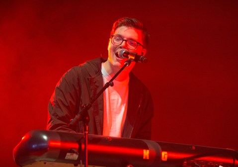 Kevin Garrett — Photos Of The Singer – Hollywood Life