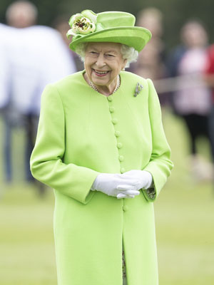 Queen Elizabeth In Outfits Of Every Color: Photos – Hollywood Life