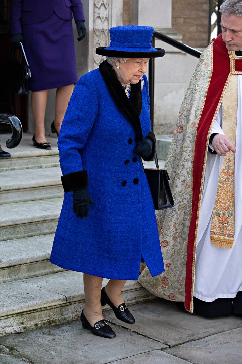 Queen Elizabeth In Outfits Of Every Color: Photos – Hollywood Life