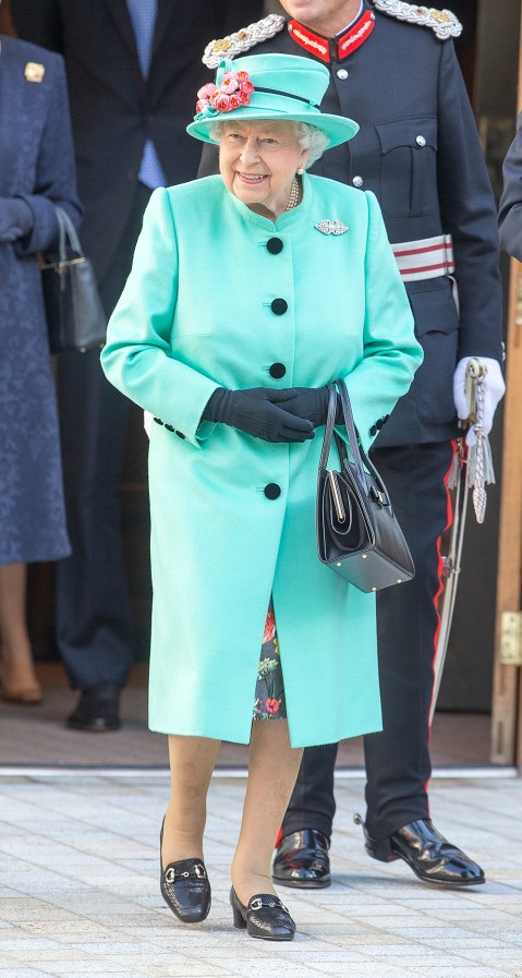 Queen Elizabeth’s Fashion: Photos Of Her Stylish Outfits – Hollywood Life