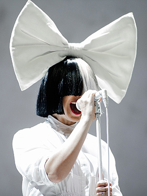 Sia Face Covered Sia's Face: 20 Pics Without Her Famous