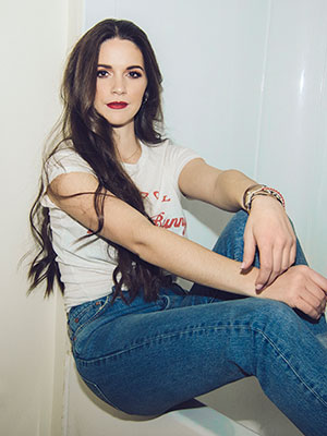 Hannah Ellis — Pics of the Singer – Hollywood Life