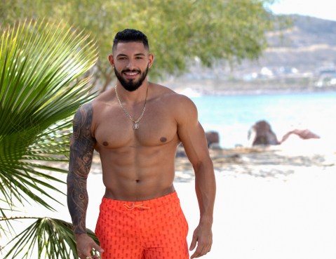 ‘Paradise Hotel’: Photos From Dating Show – Hollywood Life