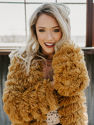 Emily Ann Roberts: Photos Of The Country Singer – Hollywood Life