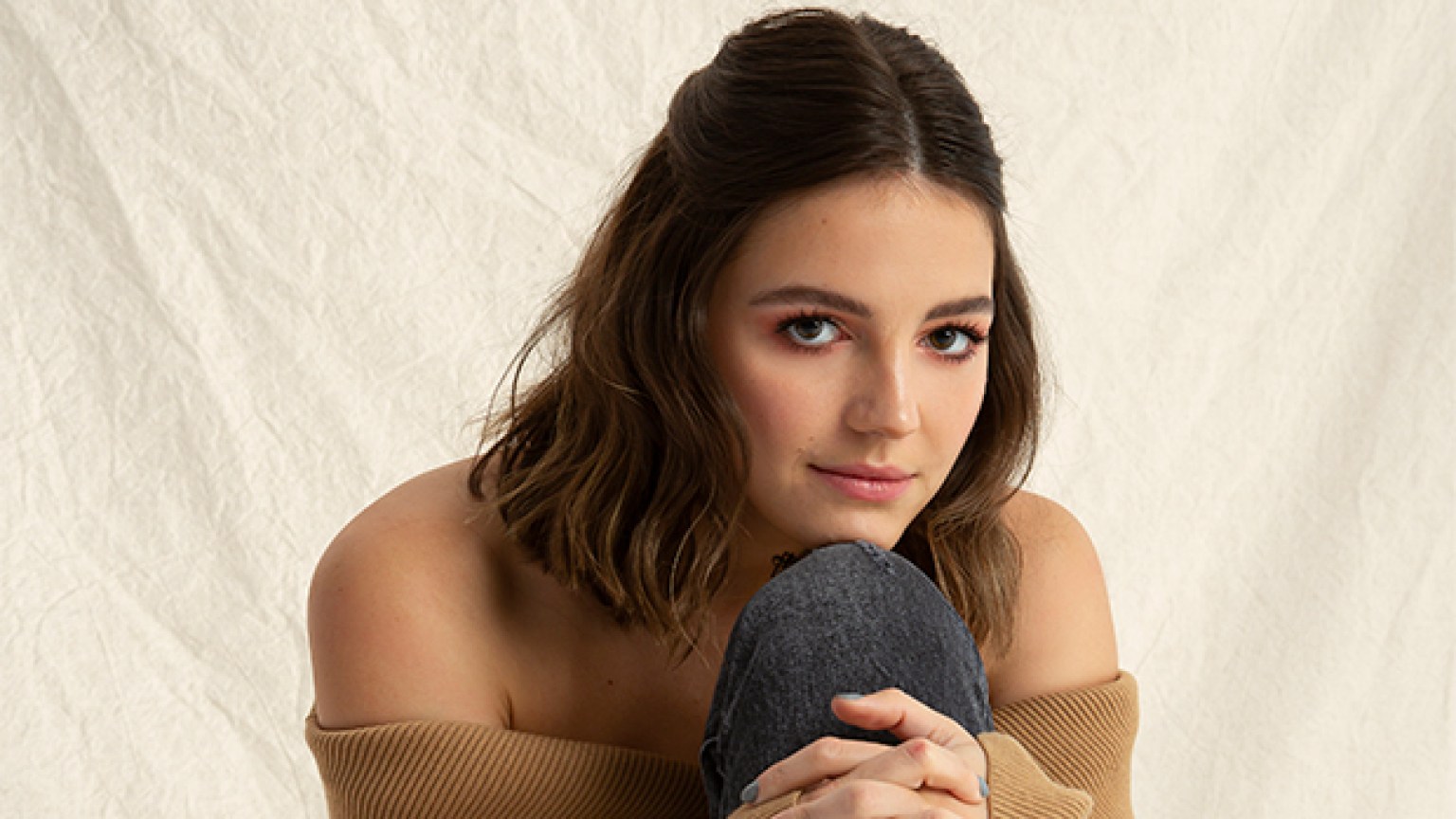 Ella Hunt On ‘Dickinson’: Opens Up About Sue & Emily’s Relationship ...